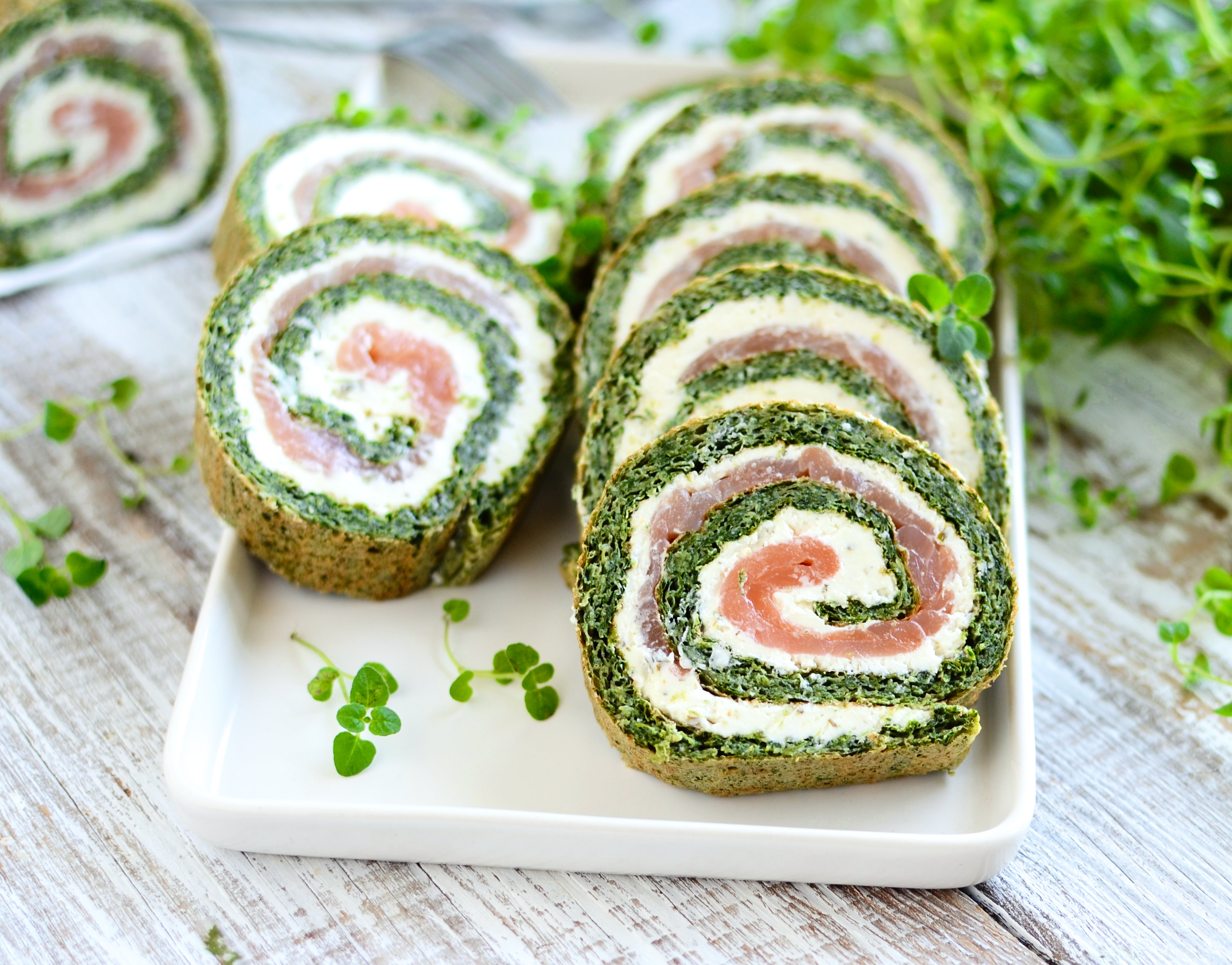 Rolada szpinakowa z wędzonym łososiem