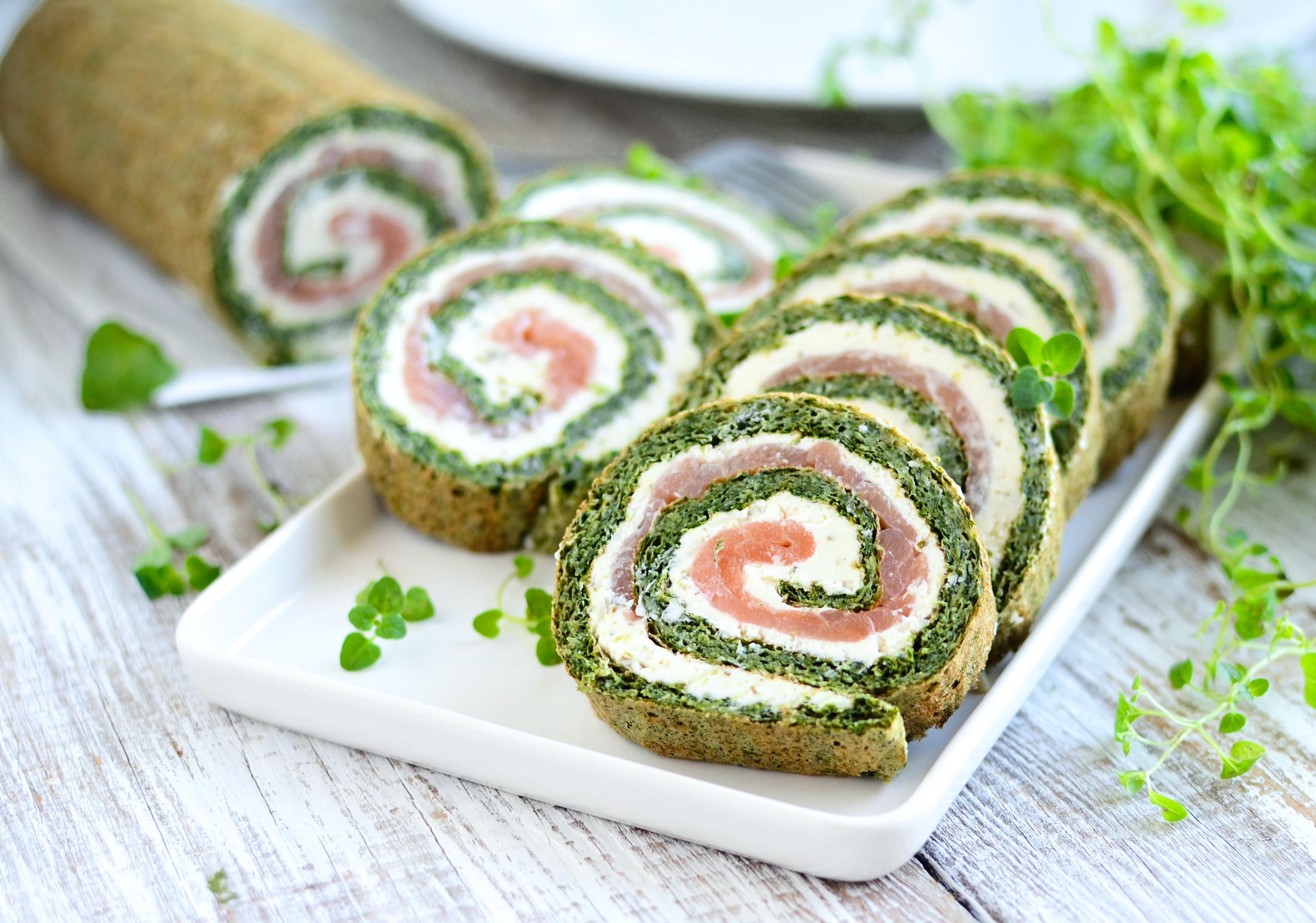 Rolada szpinakowa z wędzonym łososiem