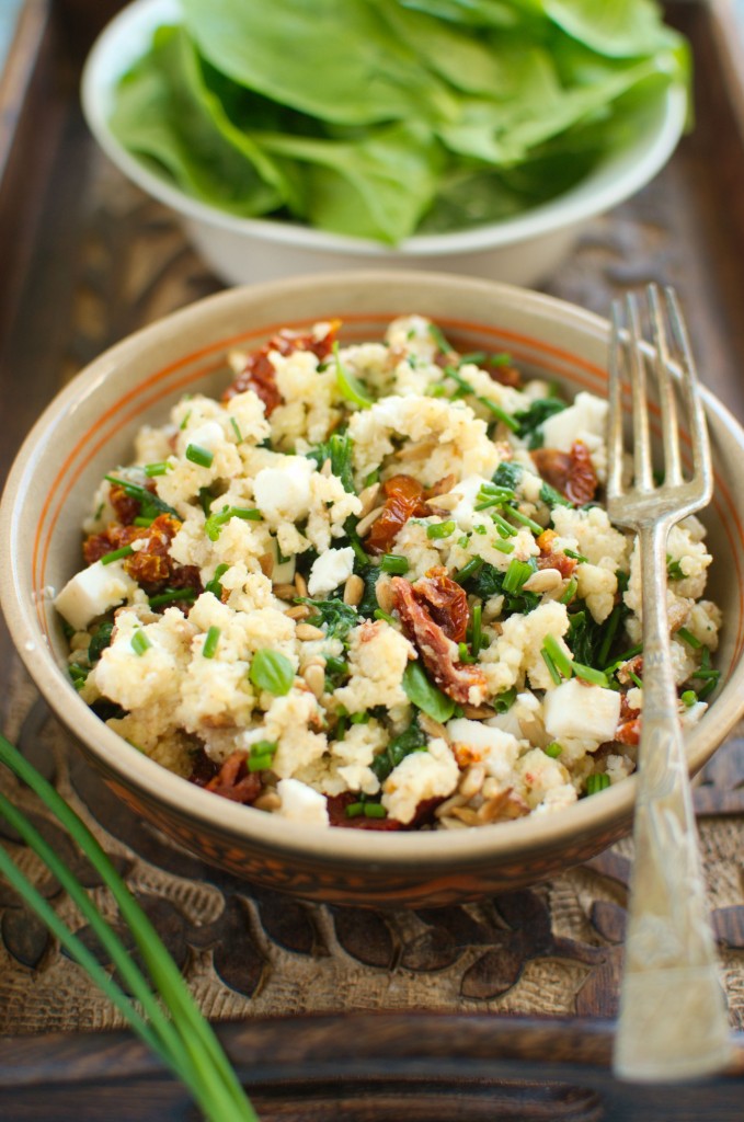 Sałatka z kaszą jaglaną, szpinakiem, fetą i suszonymi pomidorami