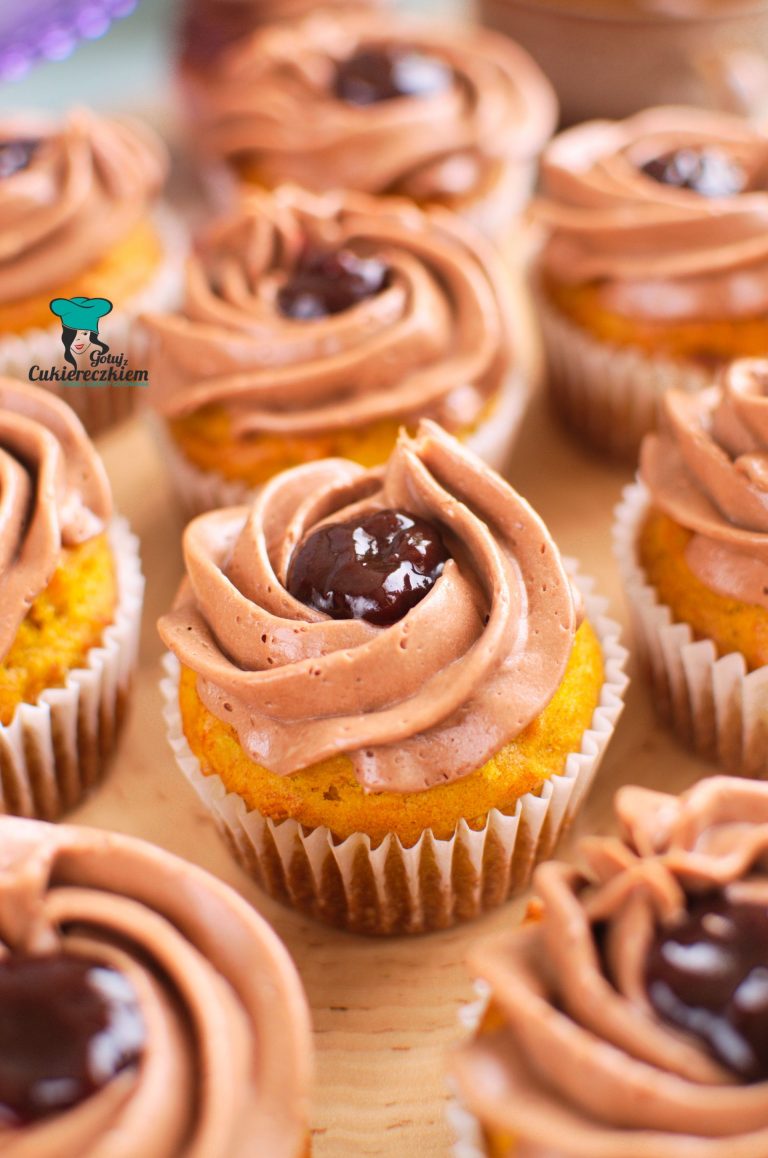 Muffinki dyniowe z kremem nutellowym i powidłami