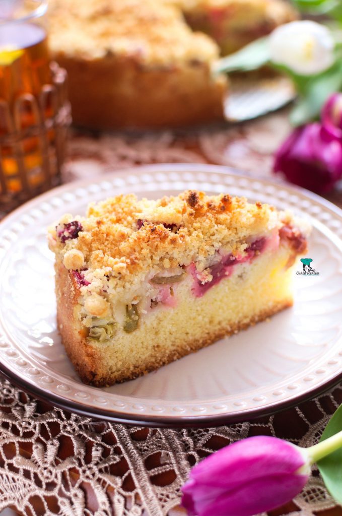 Ciasto ucierane z rabarbarem i kruszonką