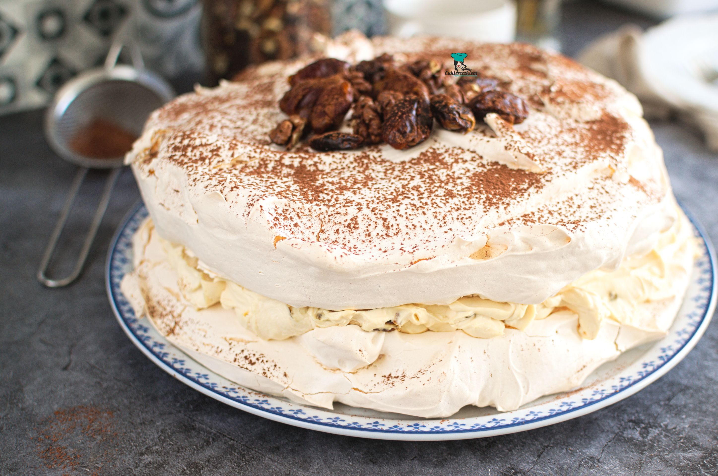 Tort Dakłas czyli tort bezowy z kajmakiem
