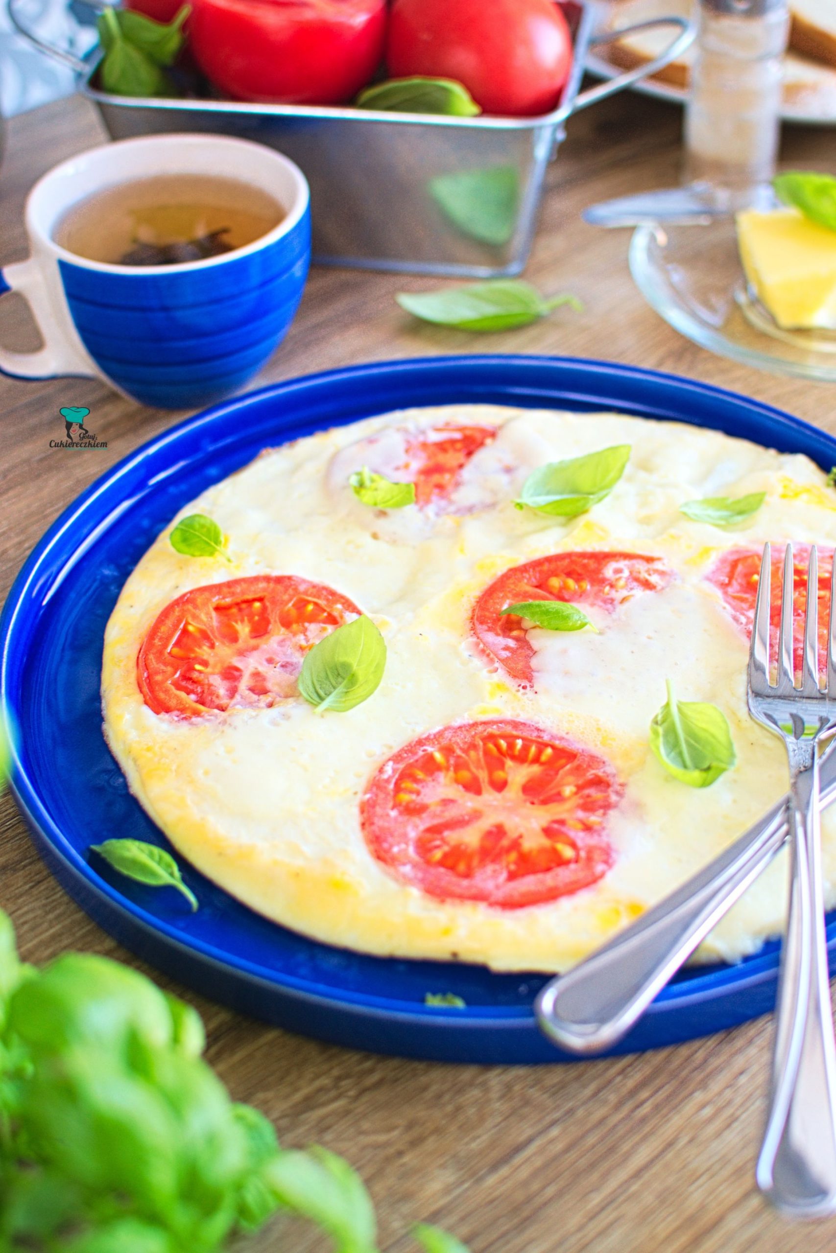 Omlet z pomidorami i mozzarellą