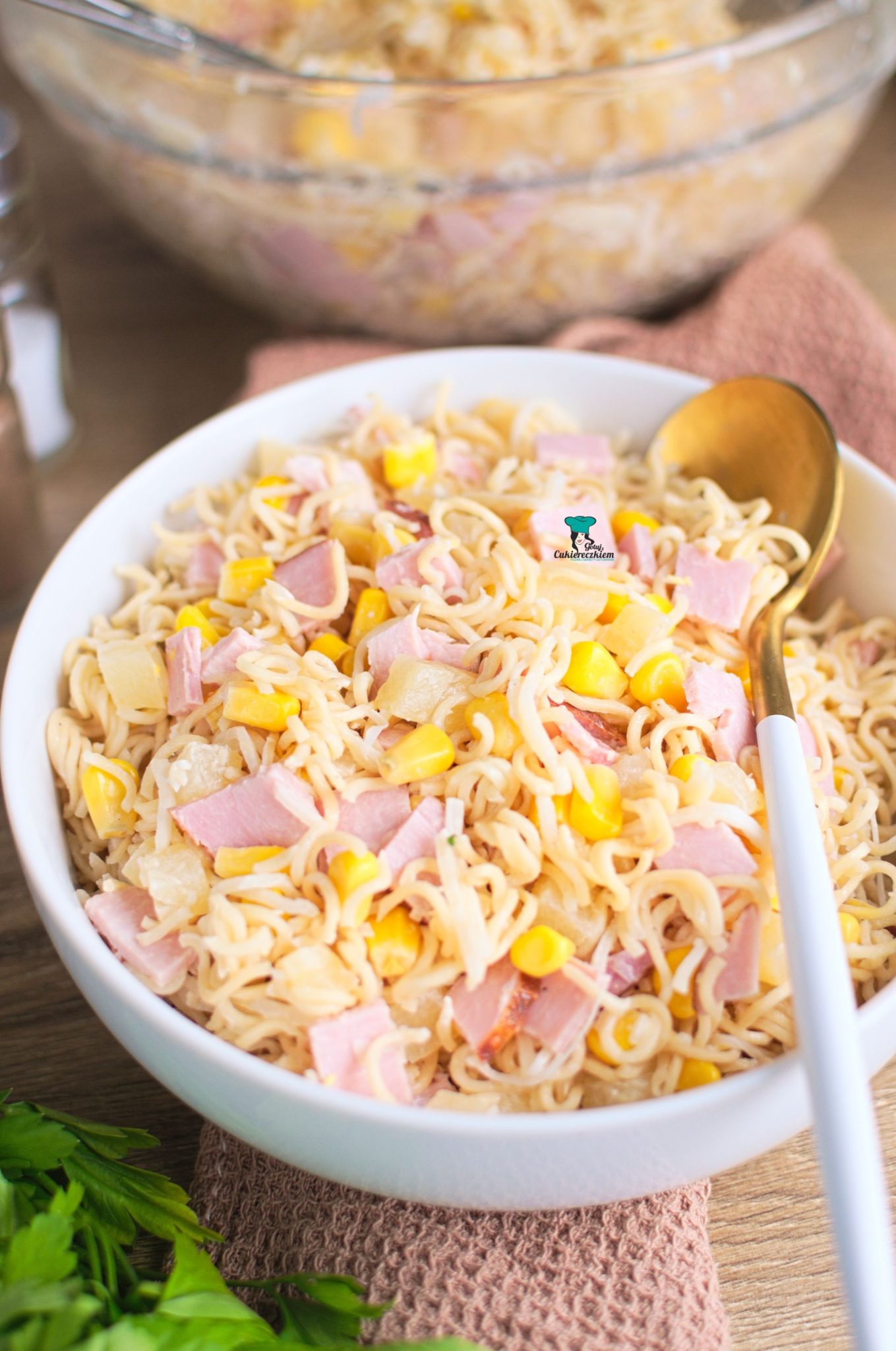 Sałatka z zupek chińskich z szynką i ananasem