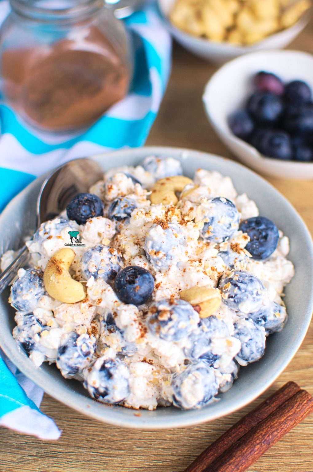 Serek wiejski z borówkami