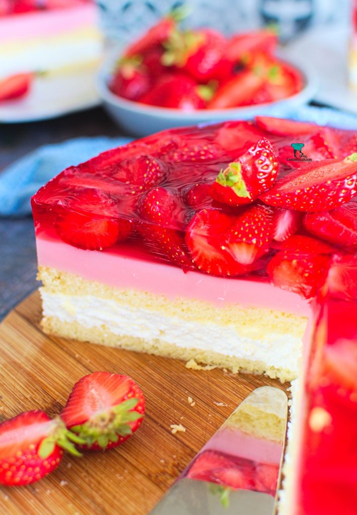 Tort truskawkowy z budyniem