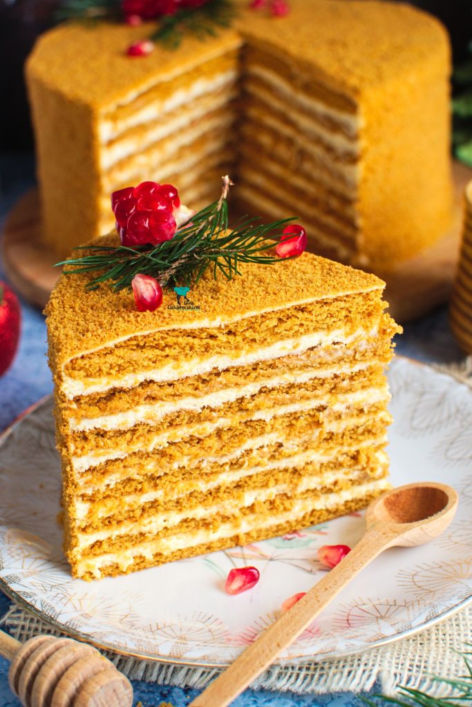 Miodownik czyli rosyjski tort miodowy (Medovik)