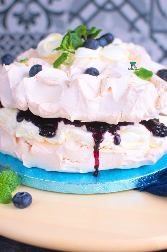 Tort bezowy z jagodami